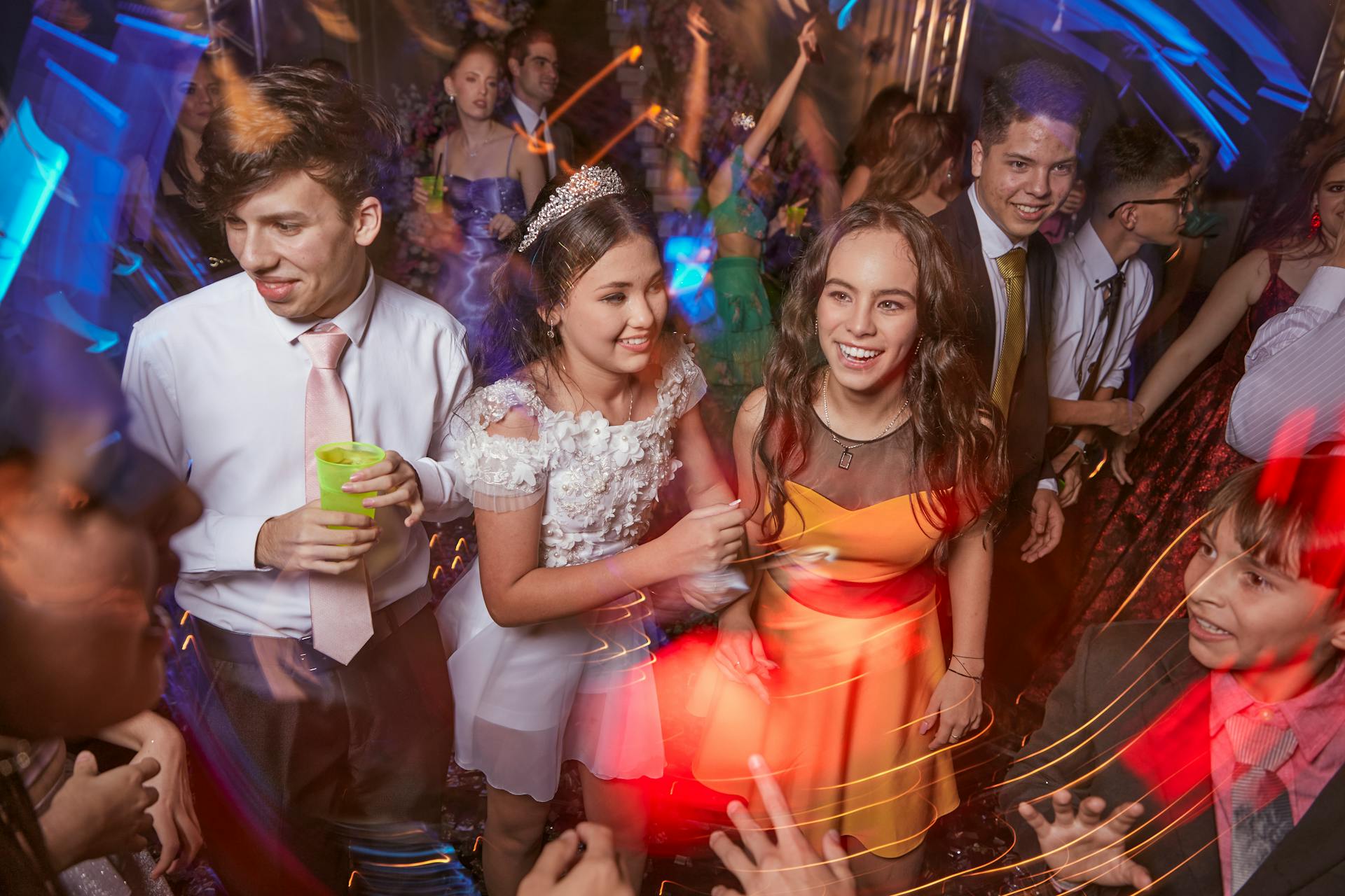 Prom Transport | Transportation for School Proms Arrive in Style